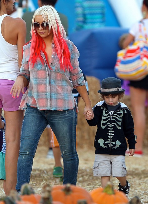 Christina Aguilera Takes Son Max To Mr. Bones Pumpkin Patch | Celeb Baby Laundry