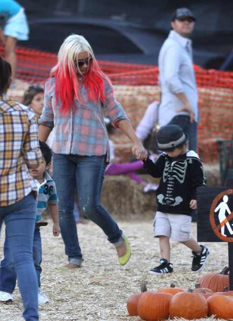 Christina Aguilera Takes Son Max To Mr. Bones Pumpkin Patch | Celeb Baby Laundry
