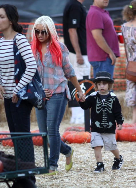 Christina Aguilera Takes Son Max To Mr. Bones Pumpkin Patch | Celeb Baby Laundry