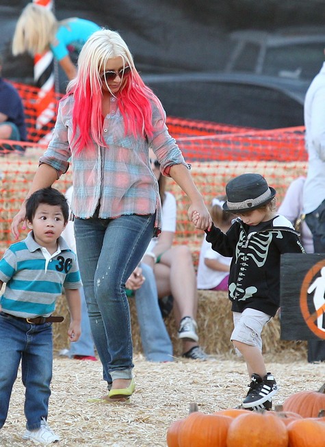 Christina Aguilera Takes Son Max To Mr. Bones Pumpkin Patch | Celeb Baby Laundry